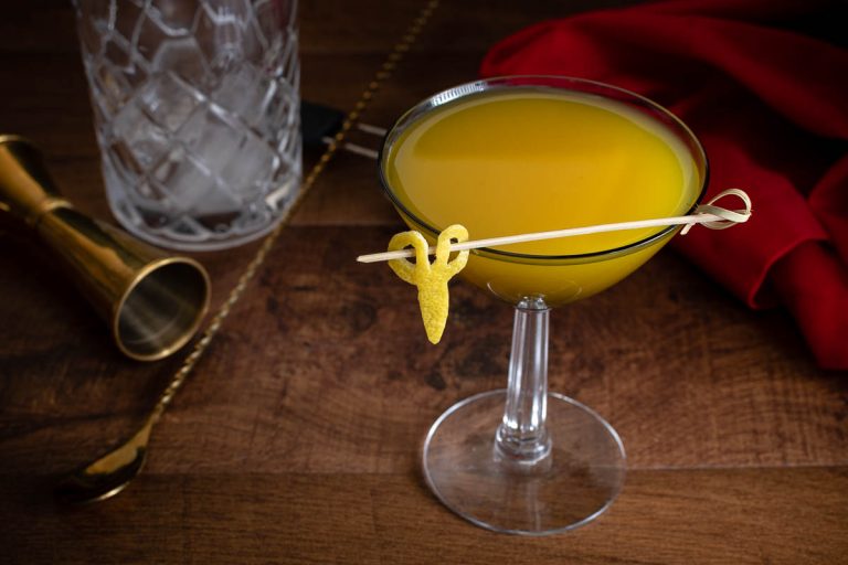 25 Horror Movie Cocktails and Drinks for a Creepy Halloween Movie Night